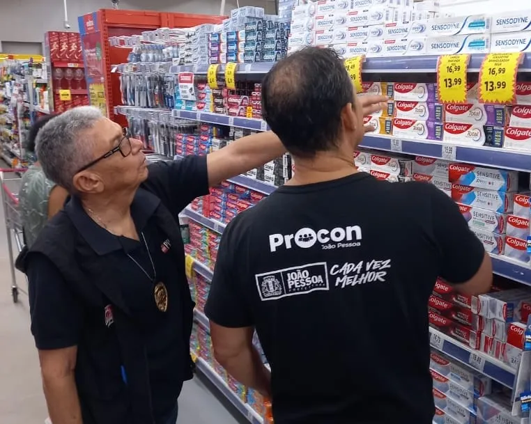 Procon-JP fiscaliza supermercados e recolhe creme dental Colgate Clean Mint com venda suspensa ...